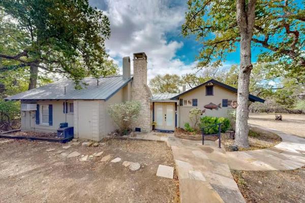 Cozy 2br Cabin - King Bed Bunks Fire Pit & Bbq - Hunt, TX