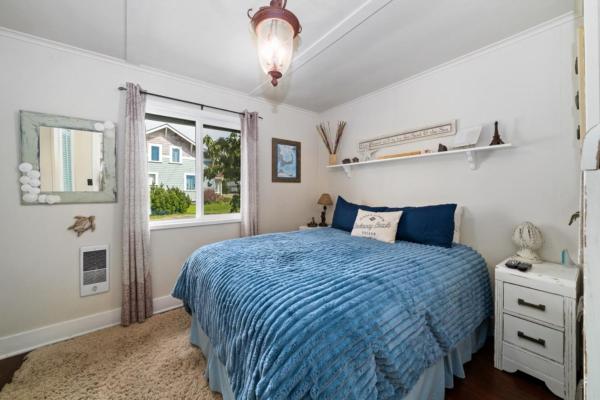 Walk To Beach! Coho Cottage W Deck & Bbq Grill - Rockaway Beach, OR