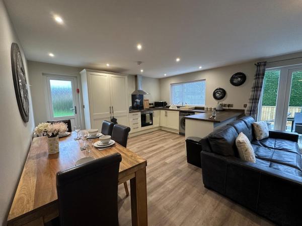 Modern, Newly Built 2 Bedroom Bungalow With Free Parking, Sleeps 6 - Hereford