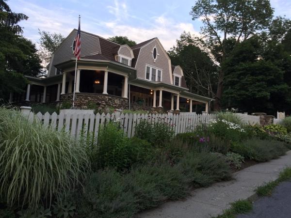 Hilltop House Bed & Breakfast - Millbrook, NY
