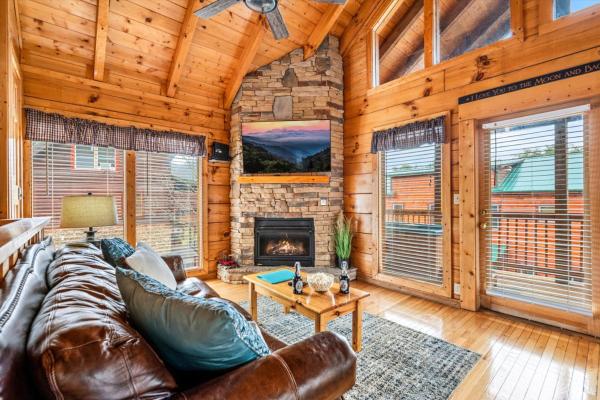 Starry Mountain View- Hot Tub - Pool Table - Prime Location - Pigeon Forge, TN