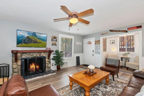 Babbs Getaway Big Bear W Patio Balcony & Fireplace - Big Bear, CA