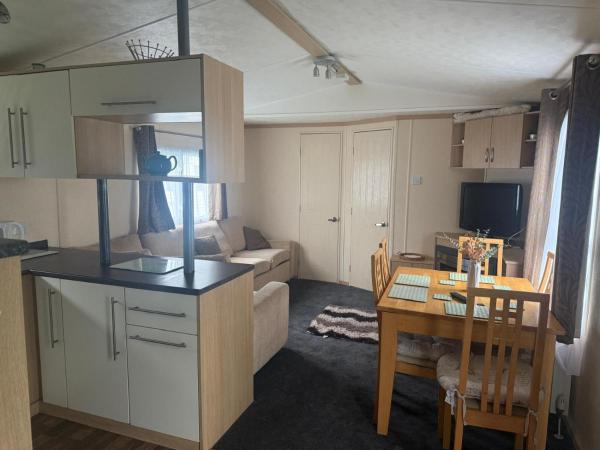 6 Bed Static Carvan Seawick Holiday Park - Essex