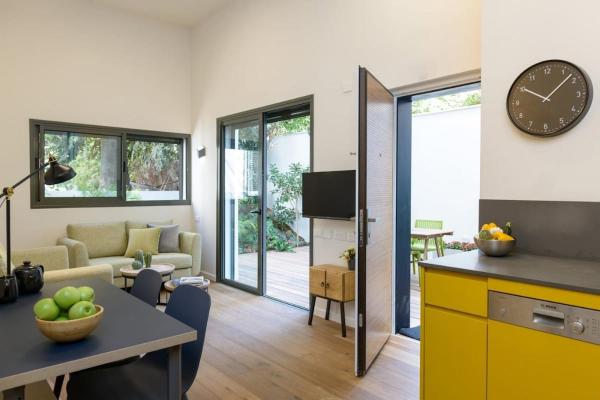 Sheinkin Street's Secret Garden Apartment - テルアビブ