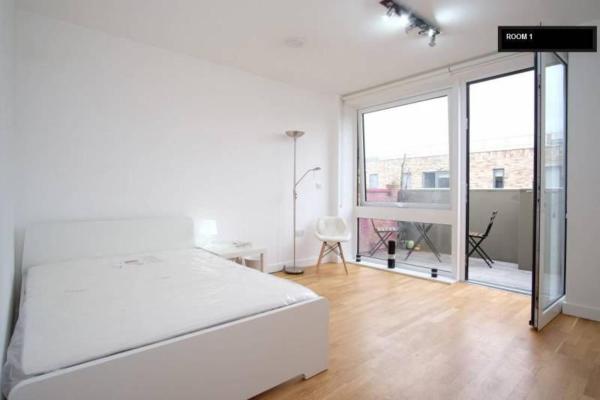 Room 1 For Couples - 13x13ft Room, Balcony, Fast Wifi, All Bills Included - Greenwich