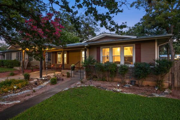 Lovebirds Getaway - Fredericksburg, TX