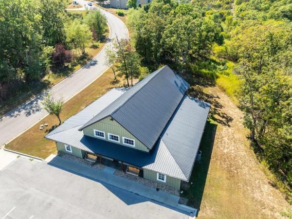 8-bedroom Branson Retreat- Hot Tub & Porch Swings - Branson, MO