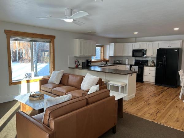 Spacious Modern Home With Game Room And Jacuzzi! - Driggs, ID