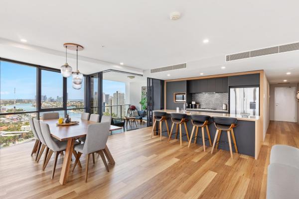 Stunning 180 Degree Views At Avalon Apartment - Surfers Paradise
