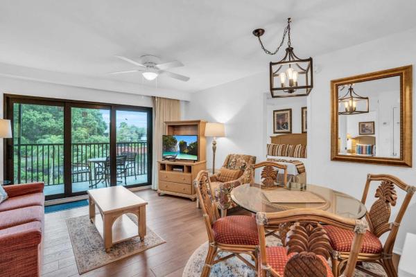 Deluxe Condo With Lake Views - Naples, FL
