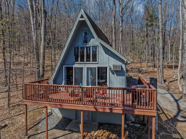 Cricket Chalet -- Pet Friendly, Grill, Wifi, Deck , Family Friendly , Game Room, Arcade Game, Dry Bar, Hiking, Pool Access, Wood Stove - Berkeley Springs, WV