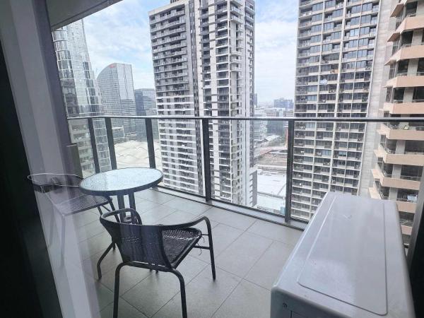 A Chic 2br Apt Across From Southern Cross Station - Kensington
