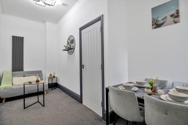 Cozy 2br Apartment - Free Parking - Equipped Kitchen - Bromsgrove
