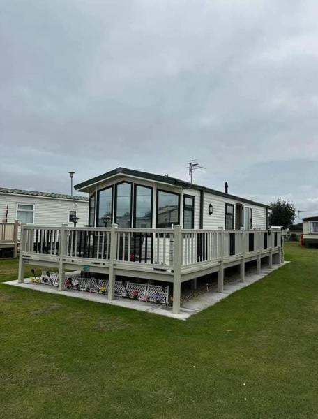 'The Hut' 4 Berth Caravan With Cot Bed - Skegness
