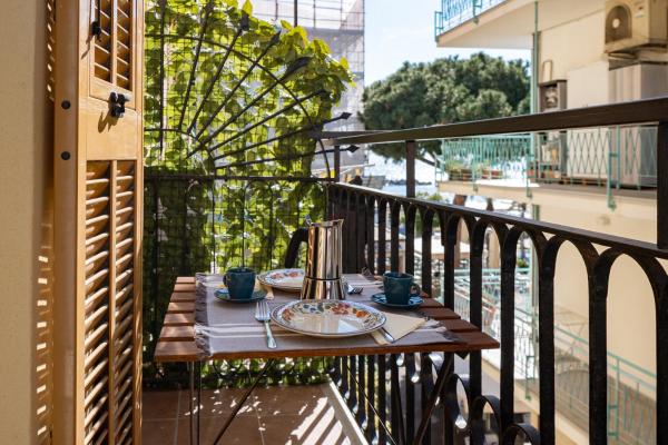 Guesthost - A Step From The Beach - Roomy Apt With Sea Glimpse - Taggia
