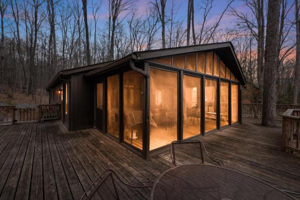 Cabin Wraparound Deck, Wifi, Grill, Dog-friendly! - Berkeley Springs, WV