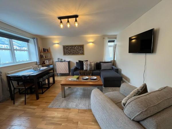 Spacious 2 Bedroom Apartment - Leytonstone - London