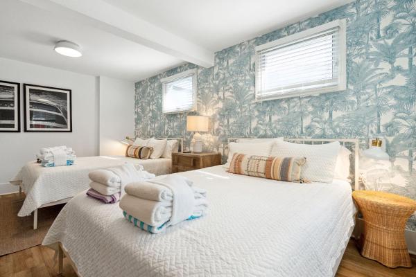 Folliday Inn - The Runabout - Room 12 - Folly Beach, SC