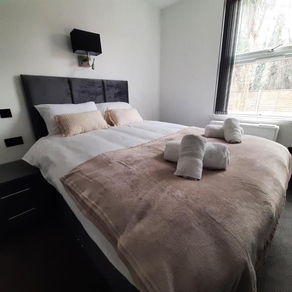 Stylish 3 Bed 3 Ensuites House With Parking & Garden - Reading