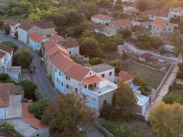 Nicely Decorated House With Top Roofed Terrace - Jelsa