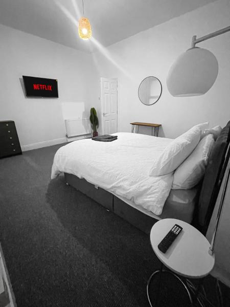 Spacious 4 Bedroom With Free Parking, Games & Fast Wifi - Near Mkm Stadium, Royal Infirmary Hospital -Sleeps 8 Ideal For Contractors, Families & Workers - 킹스턴어폰헐