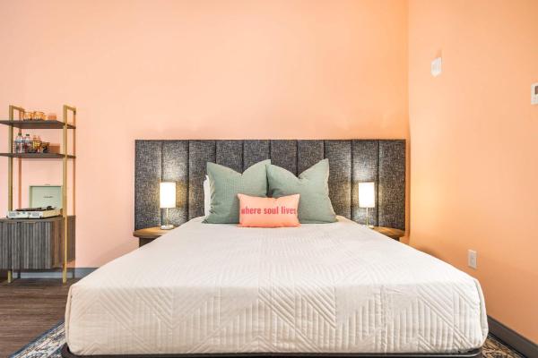 Bold & Floral Little Richard Getaway - Macon, GA