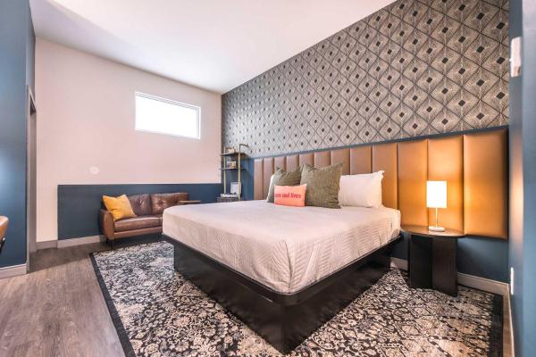 Elegant Downtown Escape With Luxe Vibes - Macon, GA
