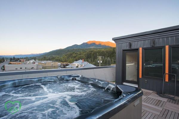Downtown Loft With Rooftop Hot Tub By Stayin - Fernie
