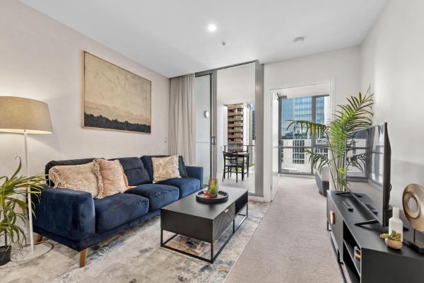 Bright Apt With Balcony, Rooftop Pool & Parking! - Virginia