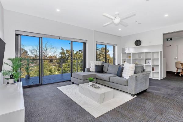 Stylish Suite With Spacious Balcony & Parkland View - Walkerville