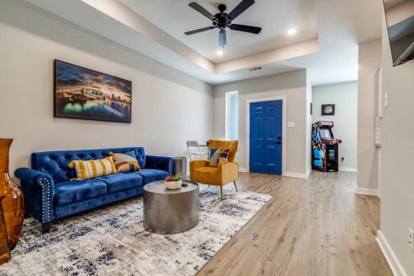 Elegant Stylish Home In Gated Neighborhood! - Houston, TX