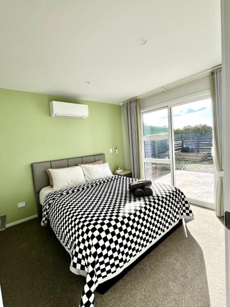 Brand New Lakeside Cozy Two Queen Rooms - Taupō