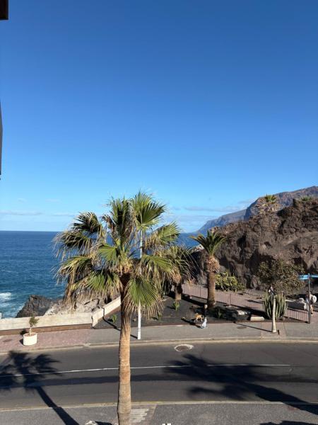 Ocean View Two Bedroom Apartment In Los Gigantes With Balcony And Pool - Canarias