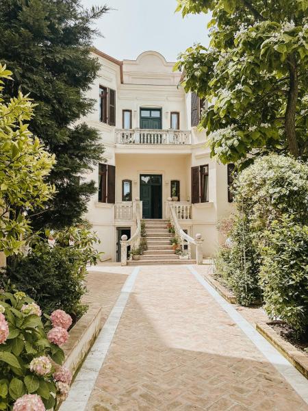 Seven Cafe & Hotel - Albania