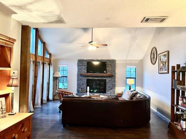 Spacious 2 Story Rustic Retreat - Bastrop, TX