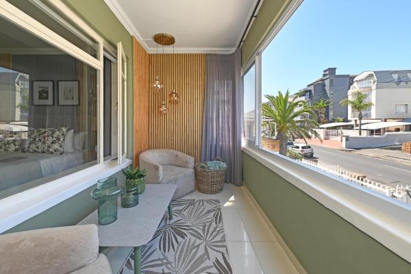 Modern Apt With Beautiful Views And Short Walk To Beach - Camps Bay