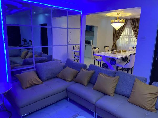 Tasteful 5 Bedroom , 2 Kitchen, 2 Living-room - Ibadan