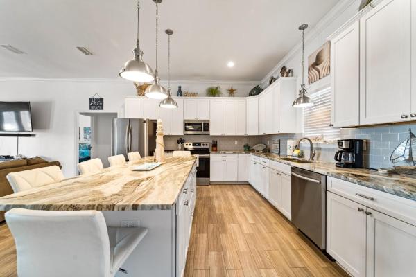 Newer Large Beachside 6 Bedroom House 3000 Sq Ft Sleeps 22 - Dauphin Island, AL