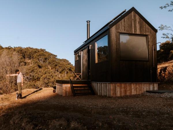 Hike To Your Off-grid Cabin Deep In Nature - Jasper - Broadford, Australia