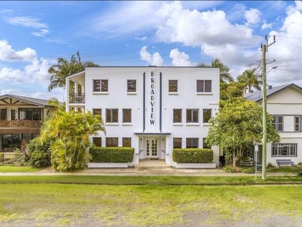 River View - Modern Living In A Vintage Apartment - South Golden Beach