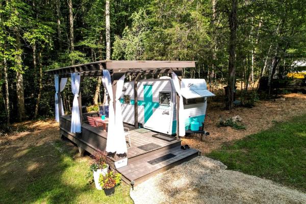 Vintage Camper Rental In Franklin For Couples Getaway In The Mountains In North Carolina - Franklin, NC