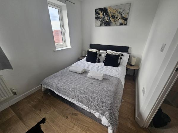 Homington House Long Stays Sleeps 8 Free Parking - Swindon
