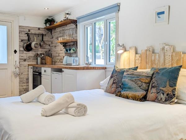 Brunswick Garden Studio - Patio - By Brighton Holiday Lets - Hove