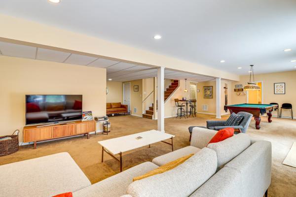 Screened Porch And Fire Pit Spacious Pocono Retreat - Pocono Lake