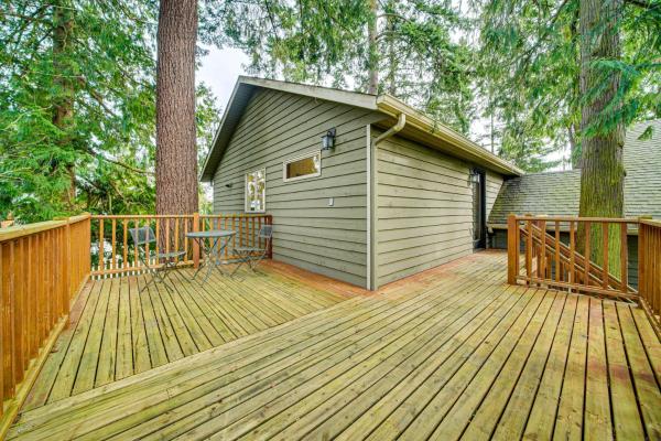 2 Mi To Burien Peaceful Studio With Deck! - Seattle-Tacoma Airport (SEA)