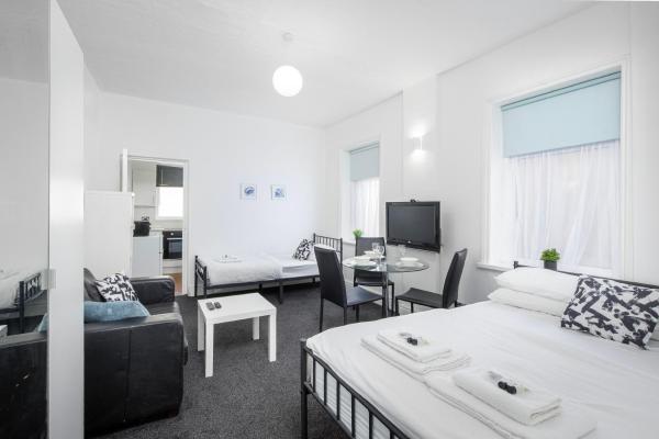 Barton Beachside - Trio Studio Apartment, Double & Single - Central Beach & Promenade Location - Over 21's, Family Friendly Only, Id Required - Blackpool
