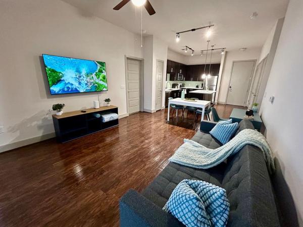 Central Heights Functional 2b2b Longterm Condo - Fourth Ward - Houston