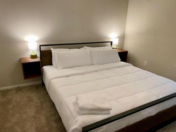 Spring Modern 2b2b King Fully Equipped Long Term - Houston George Bush Airport (IAH)