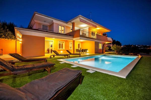 Villa Sky Near Rovinj For 10 People With Private Heated Pool & Children Playground - Rovinj