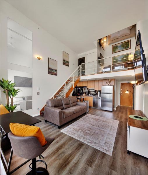 Two-story Loft With A High-rises View And Rooftop Deck - North Vancouver